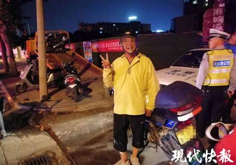 连云港一男子酒驾被查 竟面带笑容摆剪刀手手机凤凰网