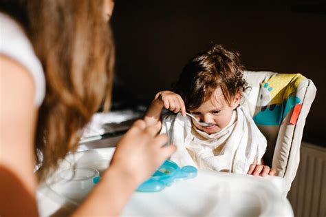 Madre Alimentando A Su Bebé Con Una Cuchara Mamá Dando Comida Saludable
