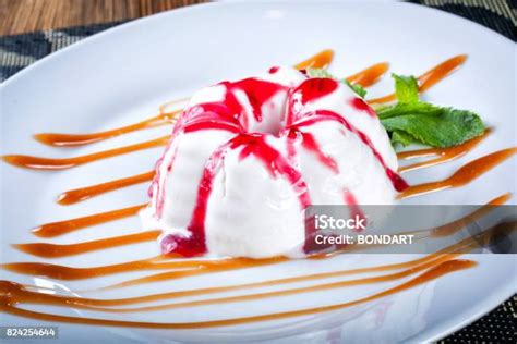 딸기와 치즈 소스 맛 있는 달콤한 디저트 가까이 최대 나무 배경 0명에 대한 스톡 사진 및 기타 이미지 0명 가정 주방