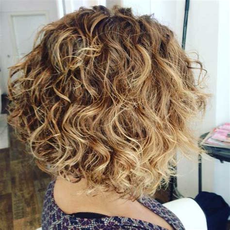 24 Simple Curly Hairstyles For Women Over 40 Krullend Haar