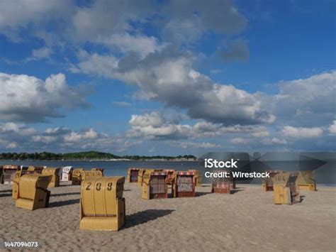 Eckernfoerde 해변에서 화창한 날 모래 위에 후드가 달린 해변 의자 독일 0명에 대한 스톡 사진 및 기타 이미지 0