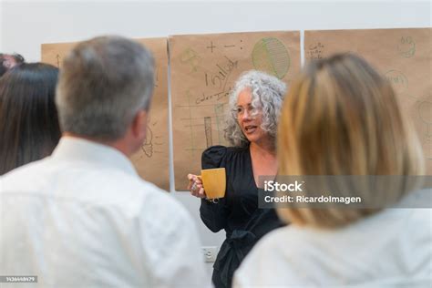 라틴계 사업가 그룹이 이사회에 모여 그들이 일하는 회사에 대한 결정을 내립니다 30 34세에 대한 스톡 사진 및 기타 이미지