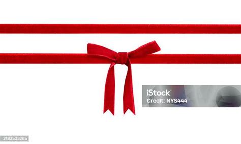 빨간 벨벳 리본과 리본은 흰색에 고립되어 있습니다 선물 상자 장식 크리스마스 디자인 요소 리본에 대한 스톡 사진 및 기타 이미지 Istock