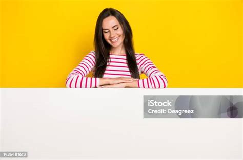 화려한 어린 소녀의 사진 초상화는 노란색 배경에 고립 된 트렌디 한 줄무늬 복장을 입은 빈 공간 광고판 조언을 보입니다 30 34세에 대한 스톡 사진 및 기타 이미지