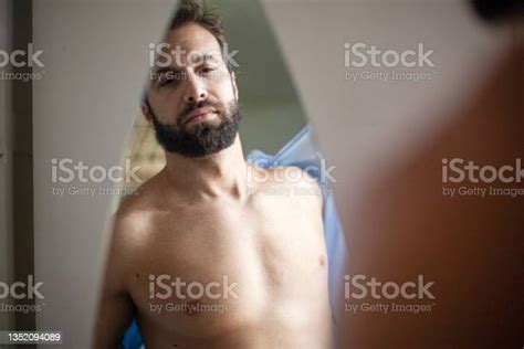 잘 생긴 성인 남자 드레싱 올라 동안 찾고 에 거울 남자에 대한 스톡 사진 및 기타 이미지 남자 상반신 노출 거울