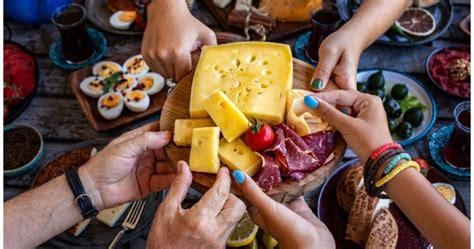 Потребителите предпочитат месо и млечни продукти и бавно преминават към