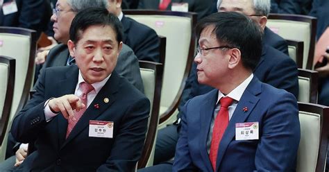 최상목 경제부총리 금융위원장과 대화