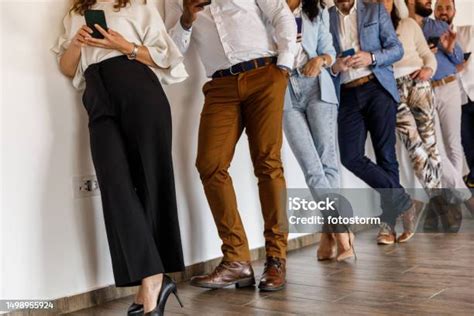 벽에 기대어 서서 줄을 서서 스마트폰을 사용하는 다양한 그룹의 사람들 줄서서 기다림에 대한 스톡 사진 및 기타 이미지 줄서서 기다림 사람들 30 34세 Istock