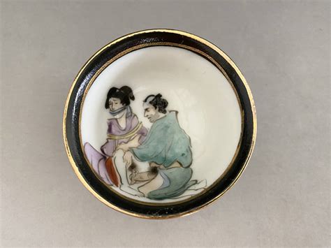 【目立った傷や汚れなし】【道】 九谷焼 春画 盃 着物女性と悪い男 枕絵 金彩 春画盃 縁金 笑物 九谷の落札情報詳細 ヤフオク落札価格