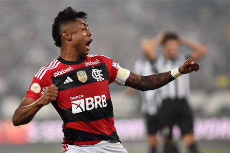 Segue o líder Botafogo vence o Flamengo e assume ponta