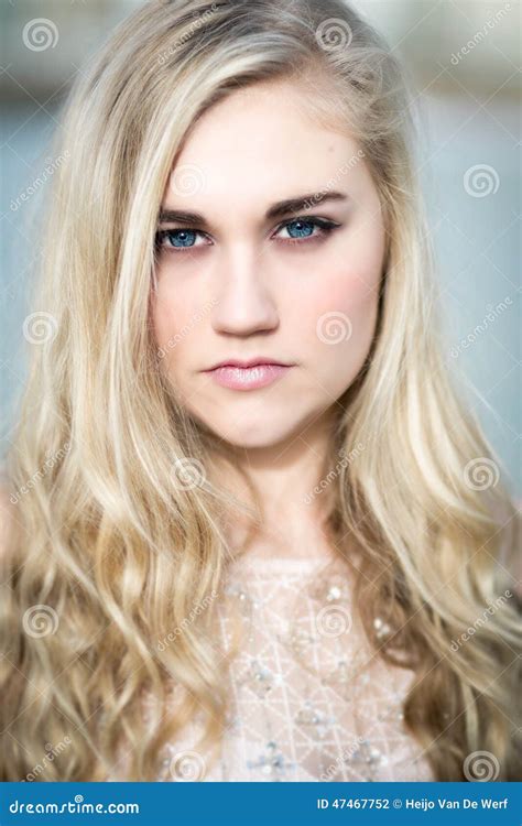 Piękna Blond Nastoletnia Dziewczyna Z Niebieskimi Oczami Zdjęcie Stock