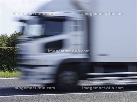 高速道路を走るトラックの写真素材 24492427 イメージマート