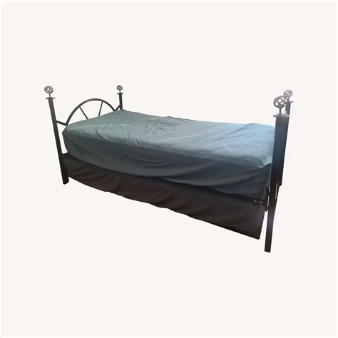 Raymour And Flanigan Double Twin Bed Aptdeco