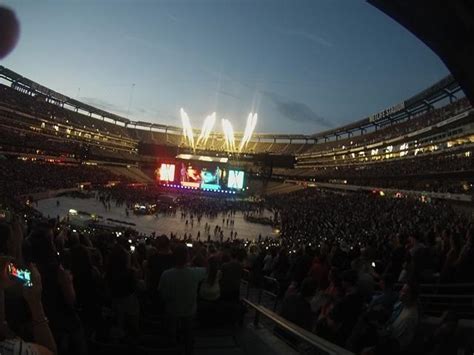 Eminem And Rihanna Rock MetLife Stadium The Round Table