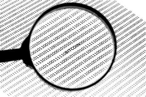 Cryptocurrency 개념 이미지 돋보기 이진 코드 및 단어 Bitcoin의 구성 0명에 대한 스톡 사진 및 기타 이미지 Istock