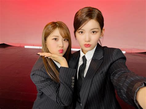 첫사랑 On Twitter 📸 221230 │ M2 릴레이댄스 보이그룹 명곡과 함께 한 수아 유나 정장이 이렇게