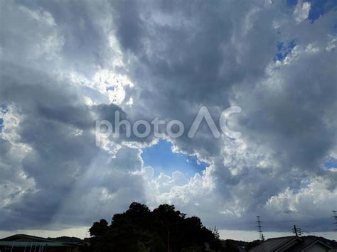 雲のすきまから差し込む光 No 27525860｜写真素材なら「写真ac」無料（フリー）ダウンロードok