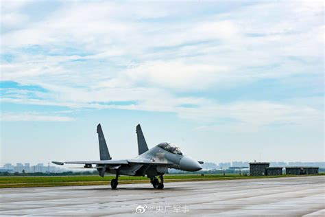 东部战区空军航空兵某旅开展跨昼夜飞行训练