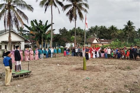 Bermodal Tiang Pohon Pisang Warga Danger Upacara Bendera Di Tengah