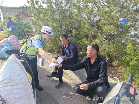 鹤山交警到农村开展交通安全宣传活动群众文明头盔