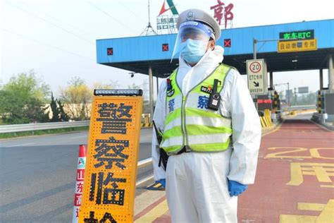 抗疫交警面孔丨59岁、58岁、57岁，“60后”的他们硬核坚守“疫线”澎湃号·媒体澎湃新闻 The Paper
