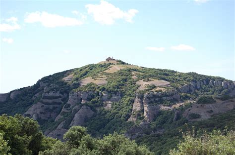 카탈로니아의 바게스 산과 숲의 파노라마는 몬세라트 옆에 있는 라 몰라 산에서 촬영되었습니다 산 꼭대기에 있는 라 몰라 성역