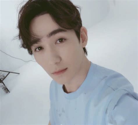 朱一龙自拍神角度感人，盘点那些自爆丑照的男明星！刘宇宁男明星朱一龙新浪新闻