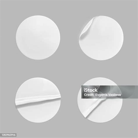 흰색 둥근 구겨진 스티커 모의 세트 접착제 투명 백서 또는 회색 배경에 접착 주름 효과 플라스틱 스티커 라벨 빈 템플릿 레이블 또는 가격 태그입니다 3d 사실적 벡터 0명에