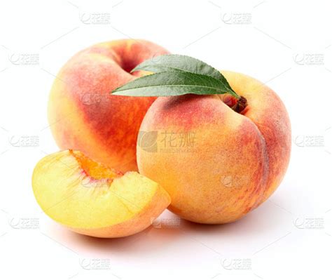 用叶子多汁的桃子