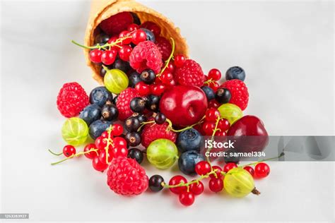 신선한 여름 베리 라즈베리 체리 블루 베리 레드 커런트와 와플 아이스크림 콘구스 베리 개념에 대한 스톡 사진 및 기타 이미지