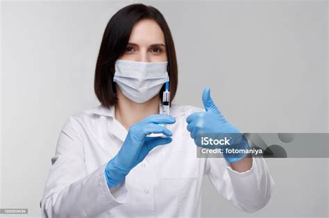 의료 주사 질병 건강 관리 과학 당뇨병 주입을 할 준비를 액체 백신주사기를 들고 병원에서 의사 또는 간호사 의료 장비 흰색 유니폼을 입은 사람들 가운 간호사에 대한 스톡