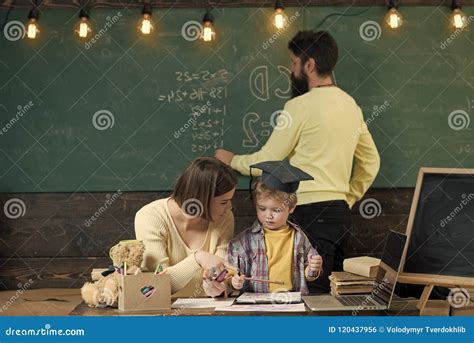 Studio Alternativo La Madre Insegna Al Figlio Abile Mentre Il Padre