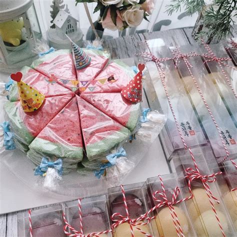 달콤스토리 💓 수박모양의 쫀득한 설기🍉 💓 수박설기를 케이크형태로 만들어드렸어요 💓 거피팥과 앙금이 Facebook