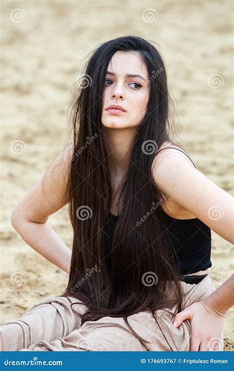 Bella Joven Mujer Con Piel Limpia Y Perfecta Imagen De Archivo Imagen De Flor Anaranjado