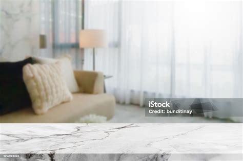 빈 흰색 대리석 석재 테이블 상단과 커튼 창 배경 홈 인테리어에 흐린 거실 제품을 표시하거나 몽타주에 사용할 수 있습니다 0명에 대한 스톡 사진 및 기타 이미지 Istock
