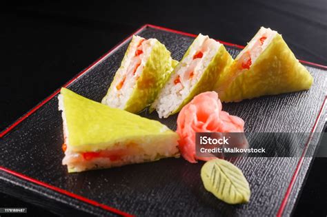 삼각형 조각 일본 음식 점심 식사의 맛 해산물 장어 연어 송어 참치 검은 배경이있는 초밥 개체 그룹에 대한 스톡 사진 및 기타