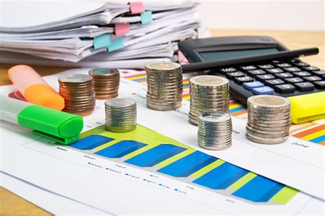 비즈니스 종이 그래프와 연필이 있는 동전 의 스택차트 보고서 계산기 개념의 비용 소득 및 비용 가격에 대한 스톡 사진 및 기타