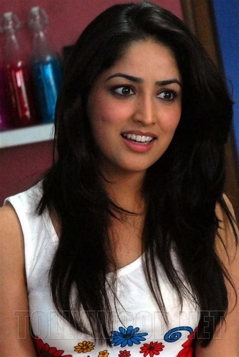 Hot Yami Gupta Navel And Thighs Flaunting In Shorts Pics ~ Hot