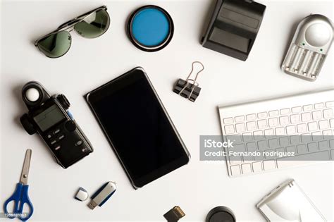 일반 흰색 배경 상단 뷰에 사진 생산 장비가있는 플랫 조립 조성물 0명에 대한 스톡 사진 및 기타 이미지 0명 검은색