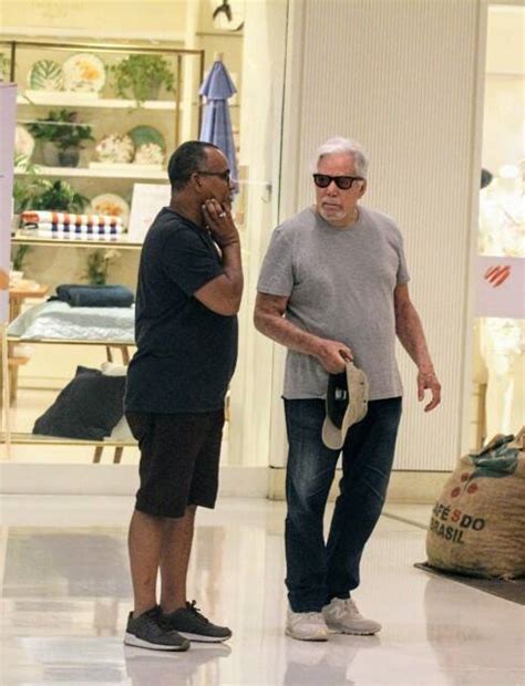 Reginaldo Faria Curte Passeio Por Shopping Do Rio De Janeiro