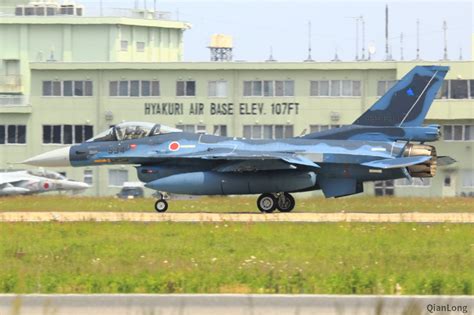 日本茨城基地飞行训练 不同涂装的RF 4FJ侦察机同屏出现 军事 中国网