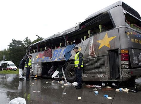 Al menos trece muertos y 39 heridos en un accidente de autobús en