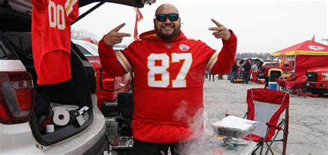 Chiefs Fans Line Up 24 Hours Before Kickoff Force Tailgate To Open