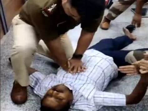 एयरपोर्ट पर शख्स को आया हार्ट अटैक Cisf जवान ने Cpr देकर बचाई जान