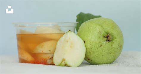 녹색 사과 옆에 사과 사이다 한 잔 사진 Unsplash의 무료 과일 이미지