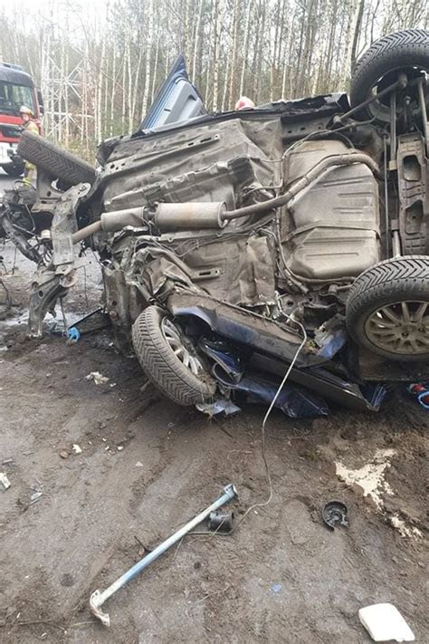 Dachowanie samochodu w Bydgoszczy Kierowca wypadł z auta ZDJĘCIA