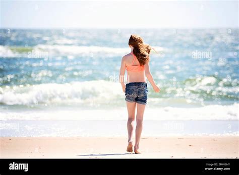 Jeune Fille En Maillot De Bain Rousse Banque De Photographies Et D