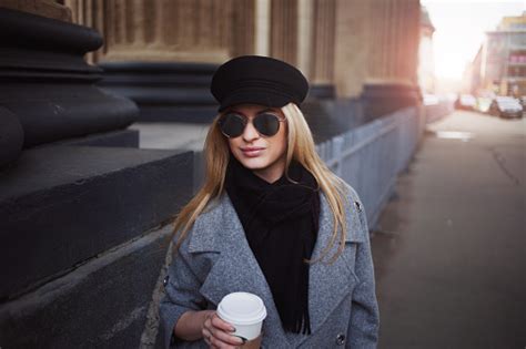 가 세련 된 모자와 회색 코트에 여자 엉덩이 젊고 매력적인 금발 커피와 도시 주변 산책 금발 머리에 대한 스톡 사진 및 기타 이미지 금발 머리 여자 거리 Istock