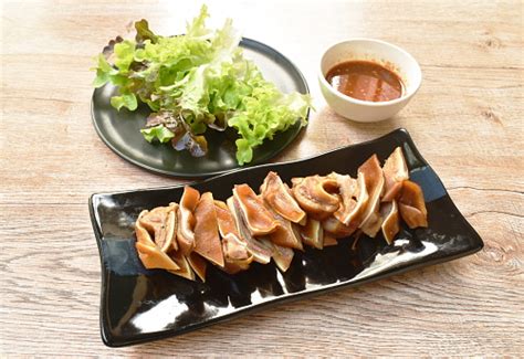 구운 돼지 고기 귀 슬라이스 찍어 매운 칠리 소스 는 몇 신선한 야채를 먹는다 건강한 식생활에 대한 스톡 사진 및 기타 이미지 건강한 식생활 검은색 고기 Istock