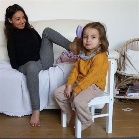 Une maman sans bras fait tout pour sa fille malgré toutes les